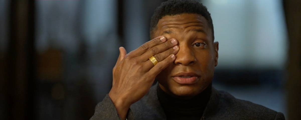 Jonathan Majors verkar gråta under sin första intervju sedan domen för ...