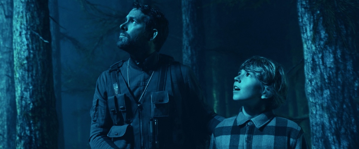 Ryan Reynolds reser i tiden i första teasern för "The Adam Project ...