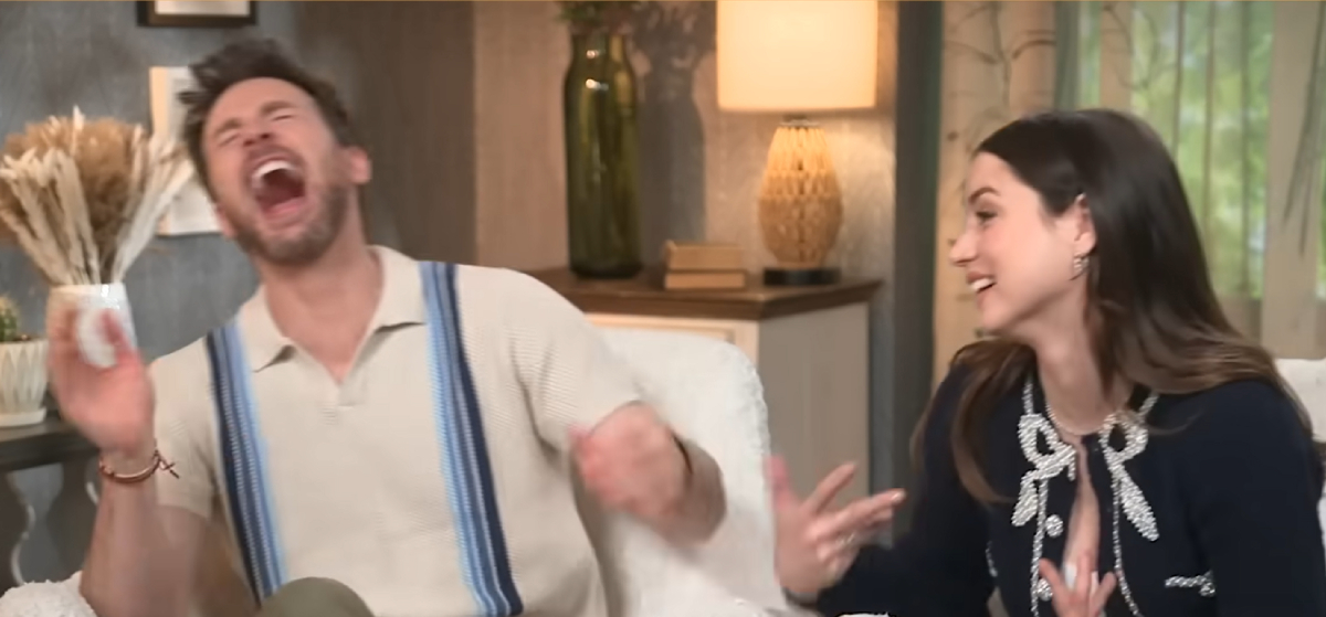 Här garvar Chris Evans åt Ana de Armas - när hon svarar på MovieZines ...