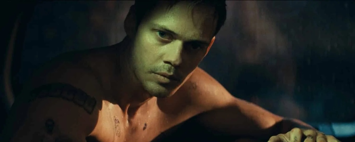 Trailerpremiär: Bill Skarsgård blir inlåst av Anthony Hopkins i ...