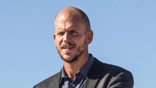 Surprise! Gustaf Skarsgård gör gästroll i en av vårens mest hyllade ...