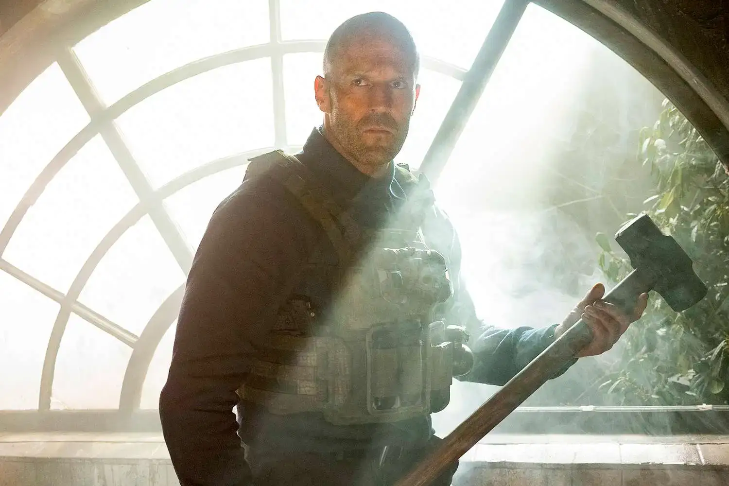 Se Jason Statham "skjuta skiten ur den ryska maffian" i nya ...