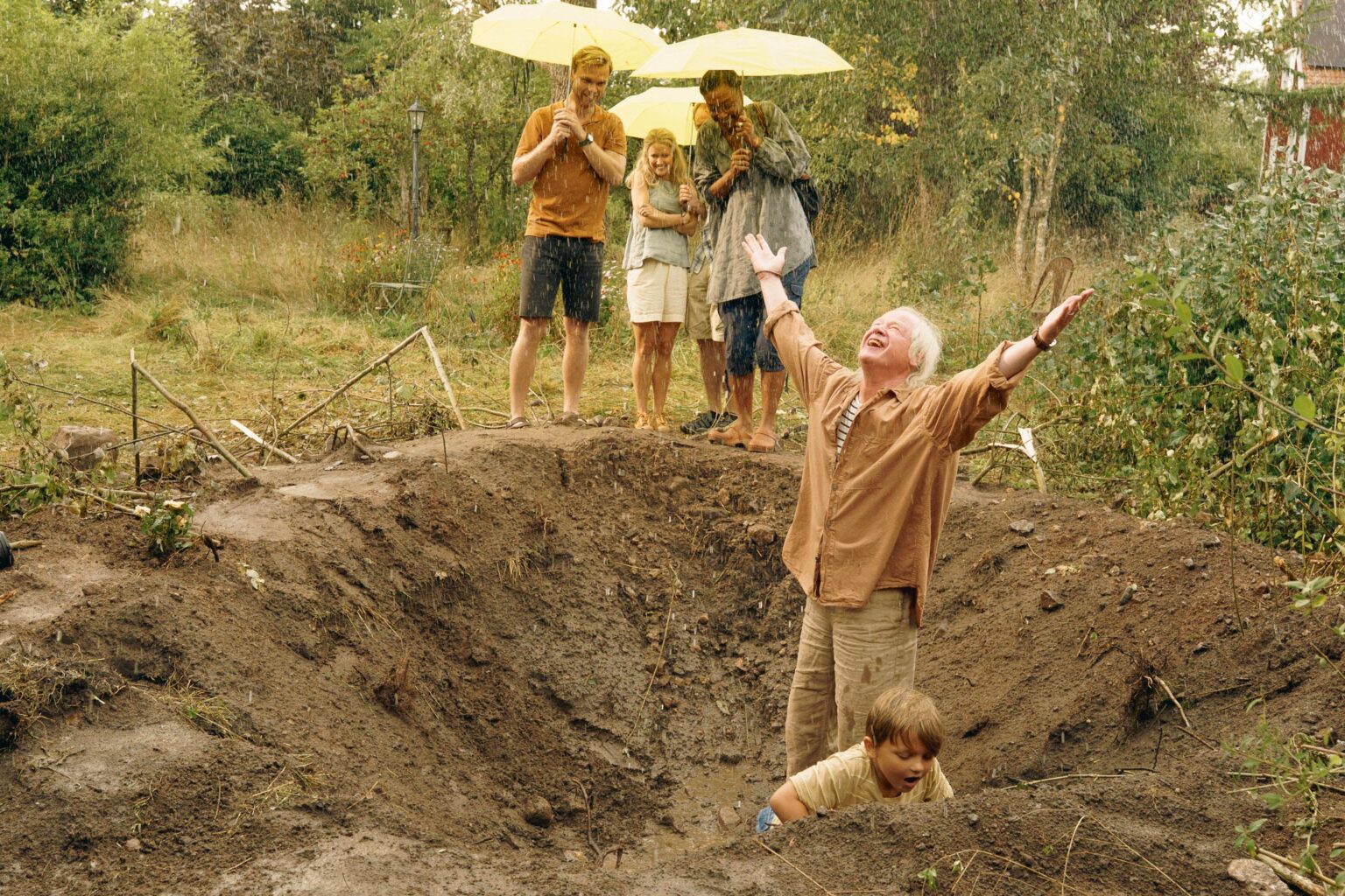 Robert Gustafssons nya storfilm sågas av recensenter: "Skratten är få ...