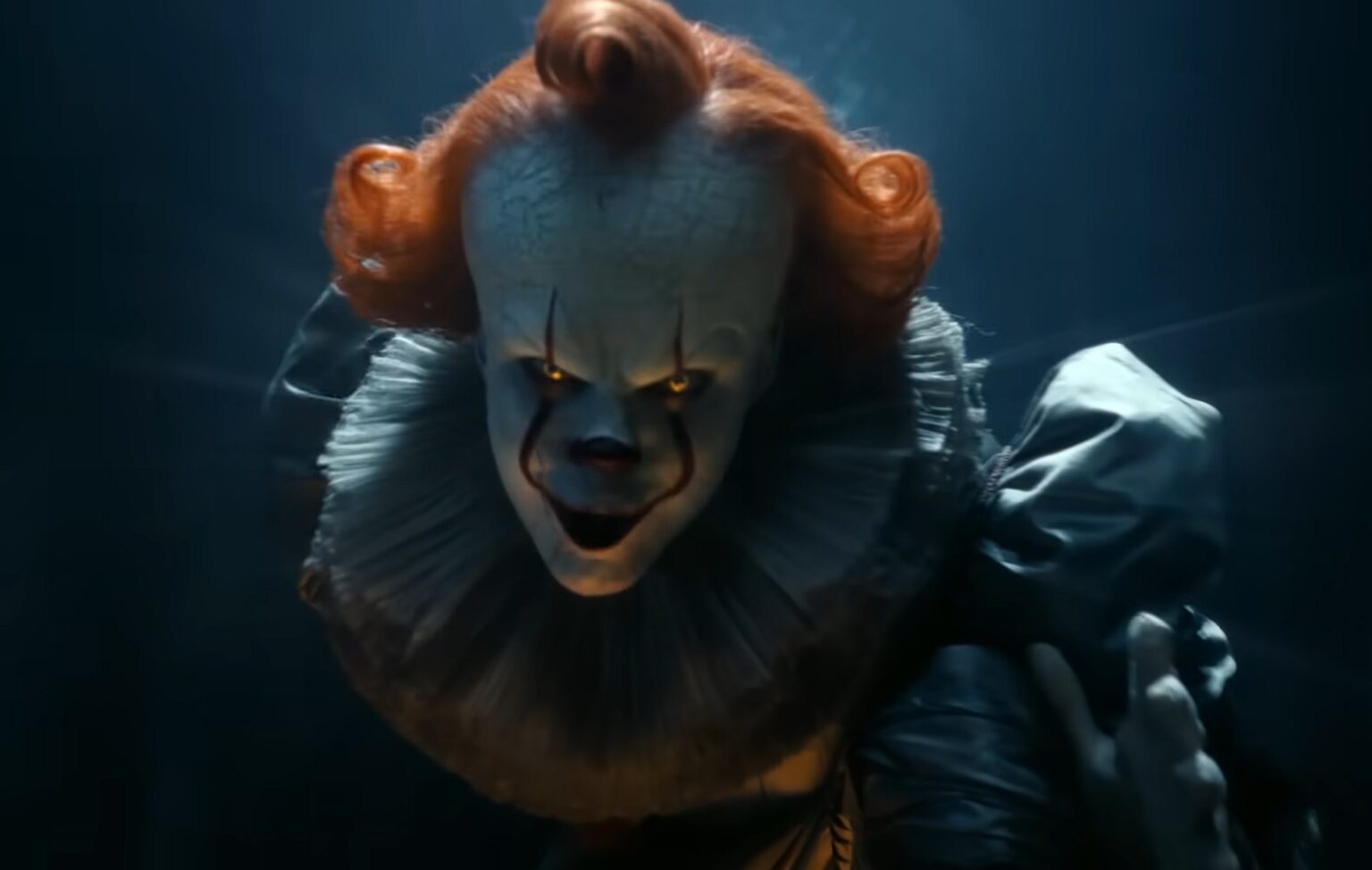 Bill Skarsgård bjuder på ny Pennywise-look i blodig “It: Welcome to ...