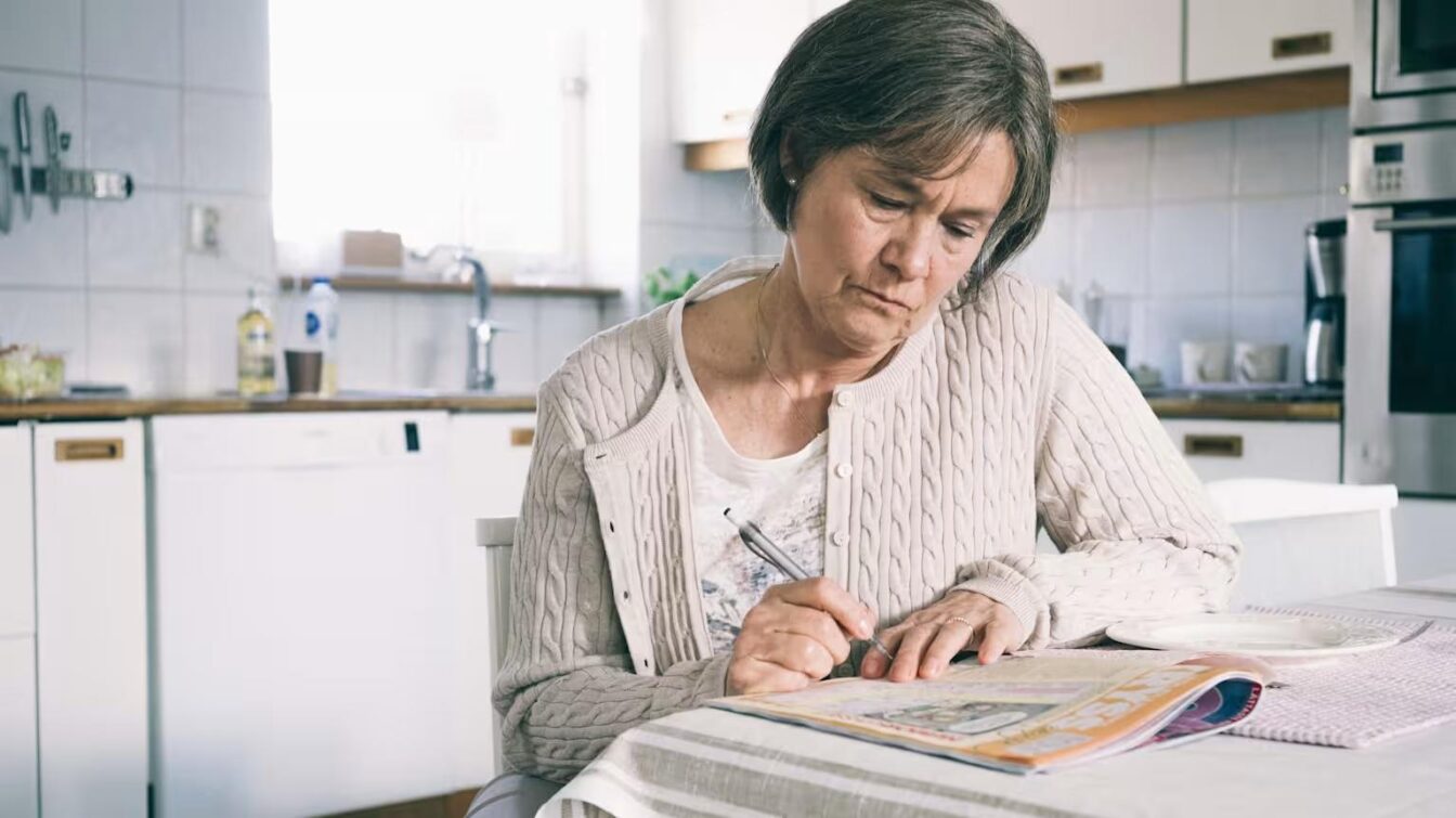 På tv ikväll: Ur vägen, Ove! Pernilla August är kvarterets nya surtant ...