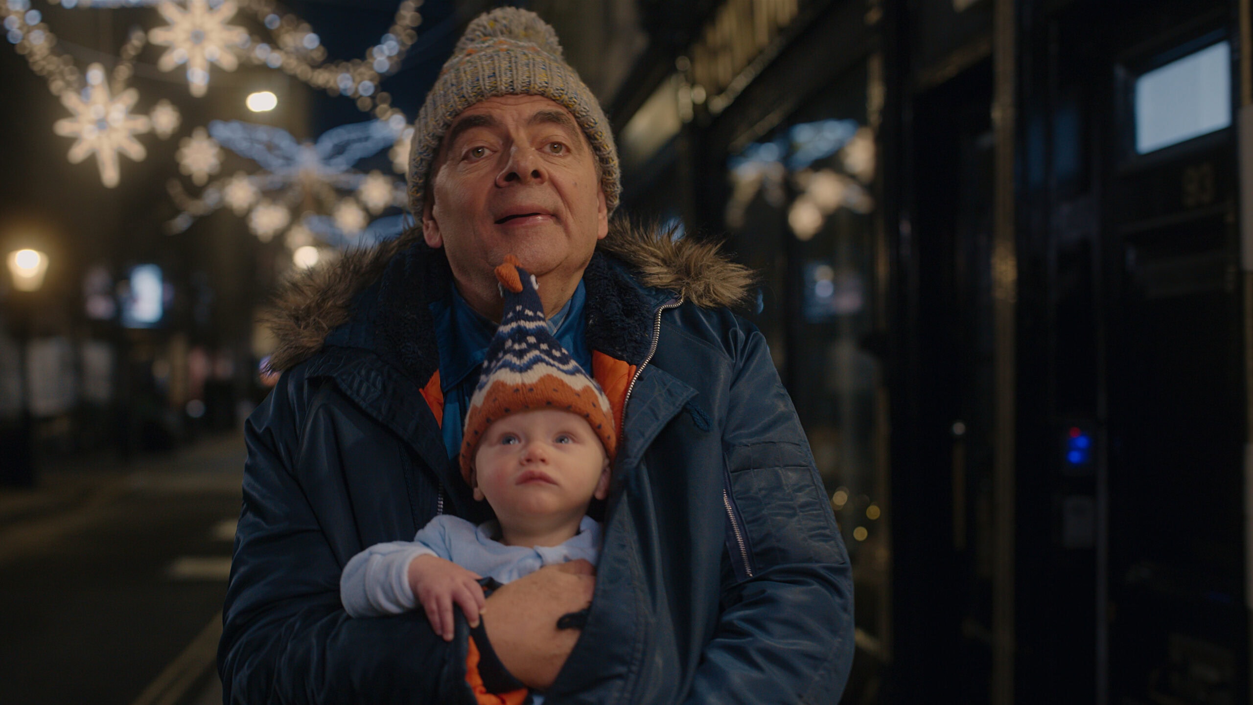 Rowan Atkinson vaktar bebis i årets knasigaste julserie – streamar nu ...